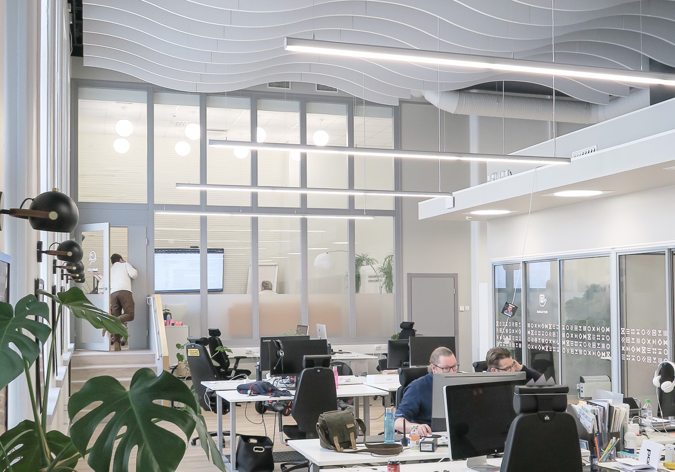 Monipaikkainen työ vaatii toimistolta hyvää akustiikkaa